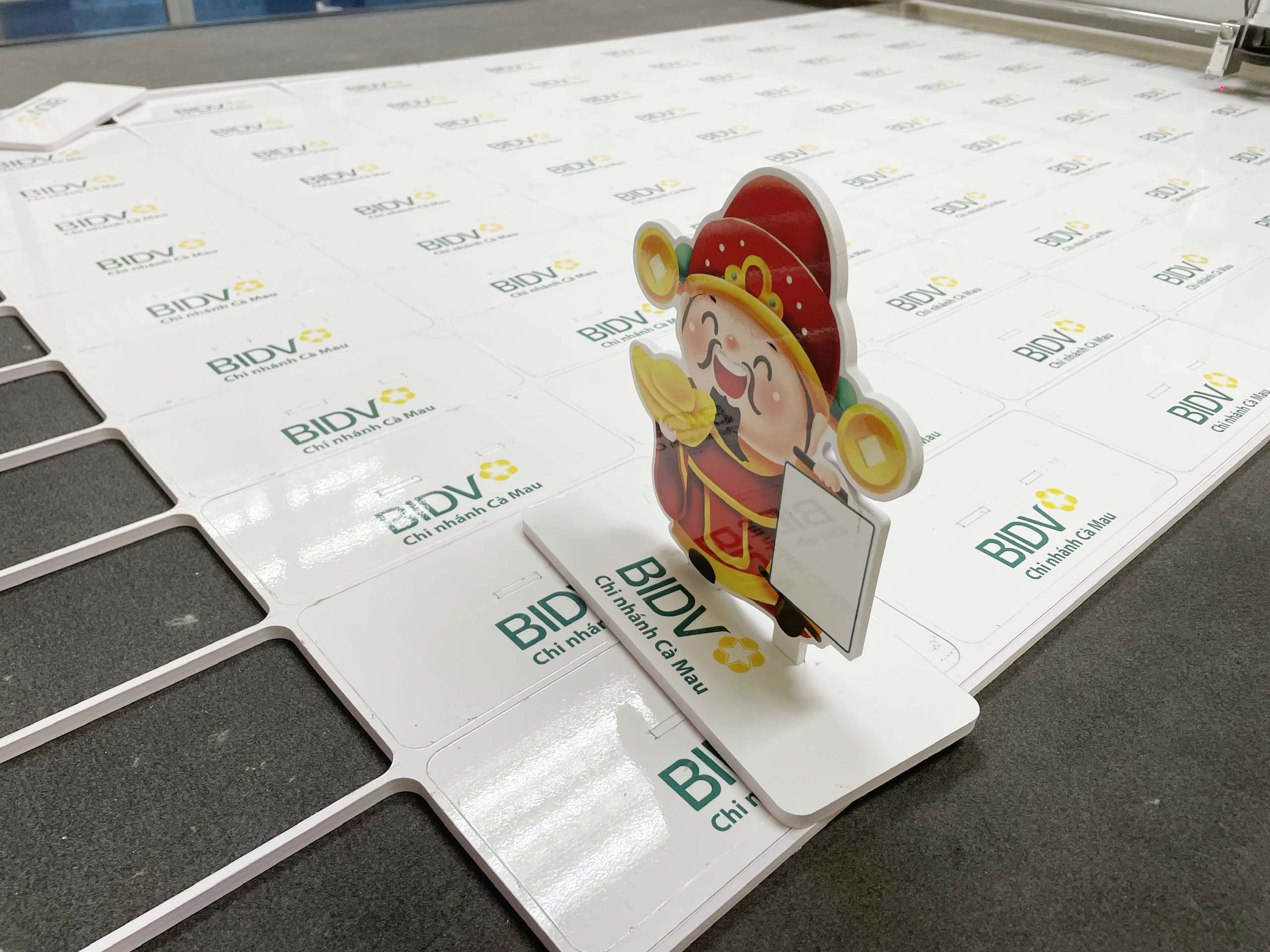 saomai234.com - Bảng formex 5mm để bàn mã QR 20x17cm thần tài